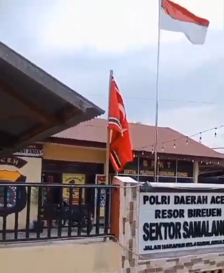 OKNUM GERAKAN ACEH MERDEKA TAMPAK SANTAI MENGIBARKAN BENDERA GERAKAN ...